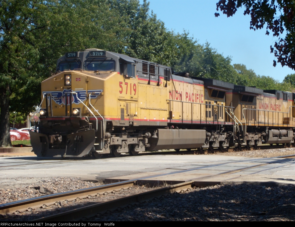 UP 5719 leads an empty coal